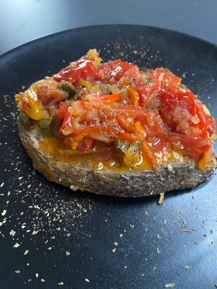 Ricciola in padella con pomodorini capperi e origano - Ricette di pesce