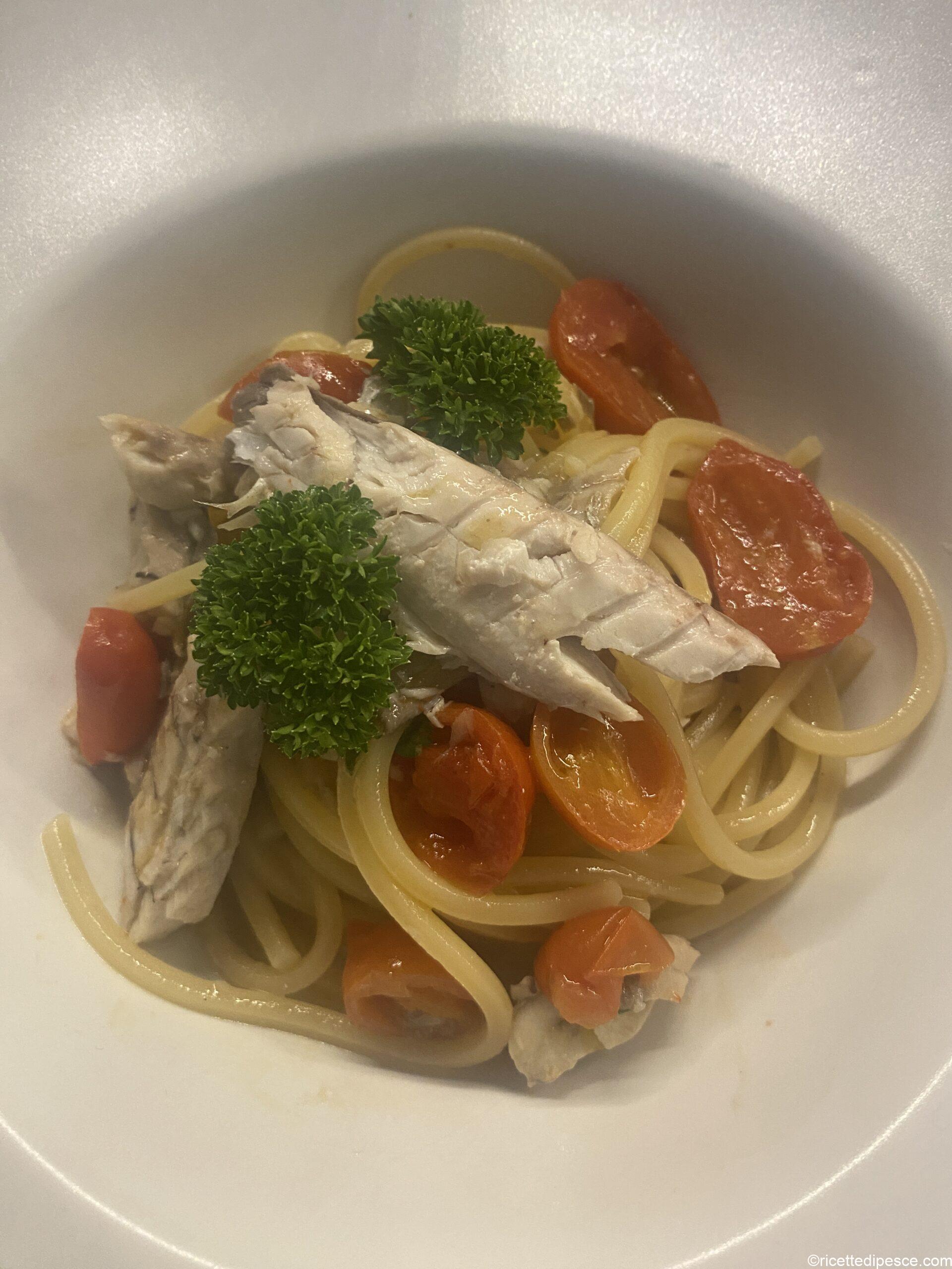 Spaghetti con pesce serra all’acqua pazza - Ricette di pesce
